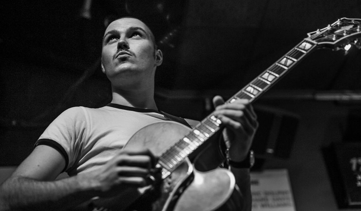 The Elegance of Simplicity: Linus Eppinger | Dark Blue Notes