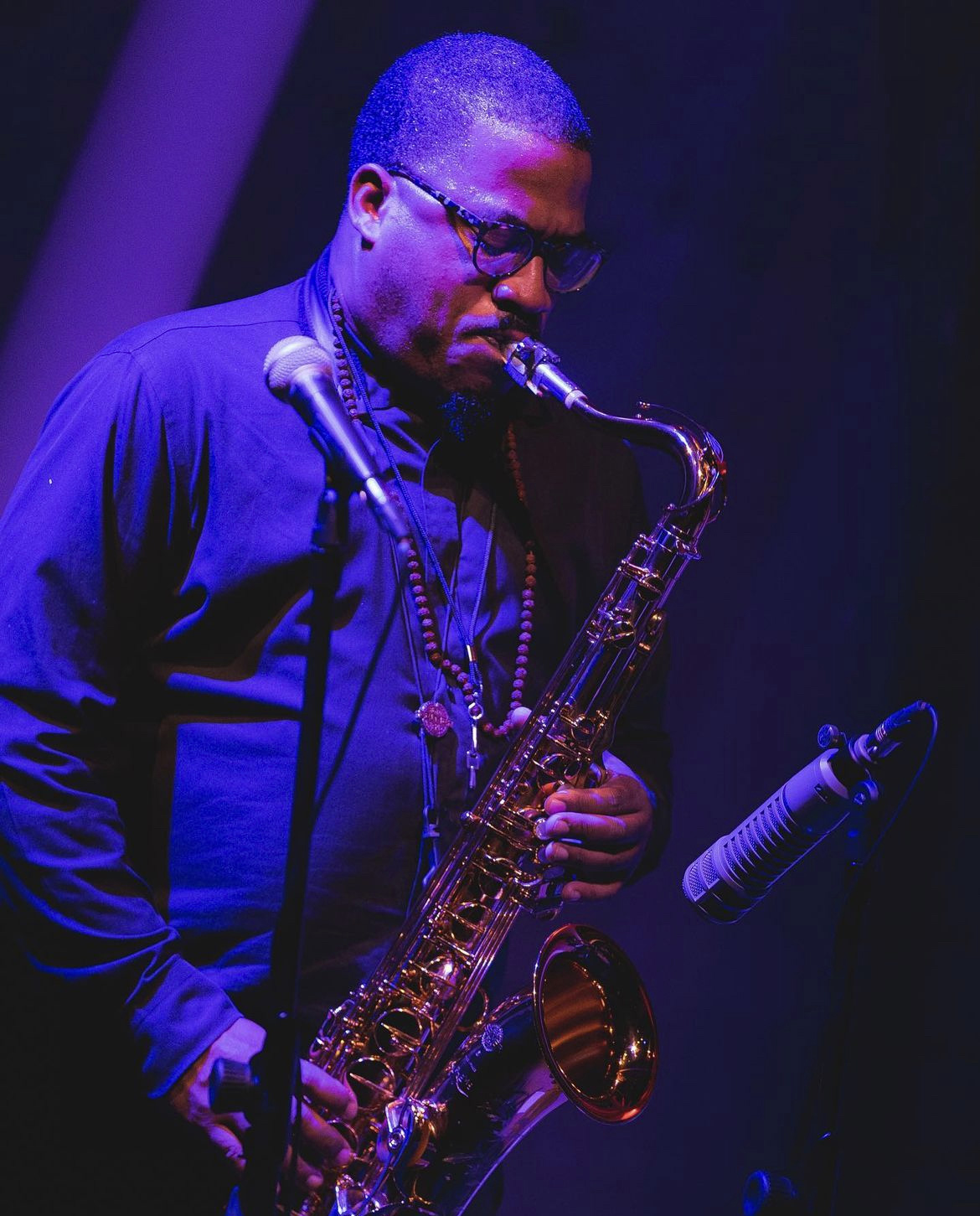James Brandon Lewis Borusan Sahnesi'ndeydi. | Dark Blue Notes