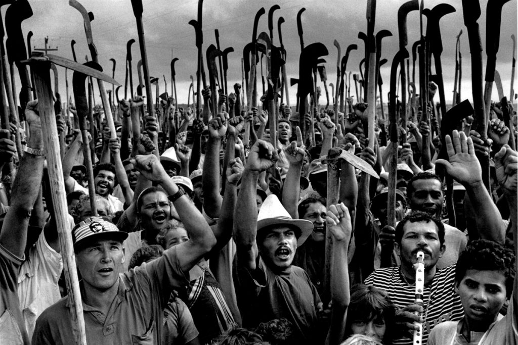 Dünyayı Dinleyen Adam: Sebastião Salgado ve Sessiz Müziği | Dark Blue Notes